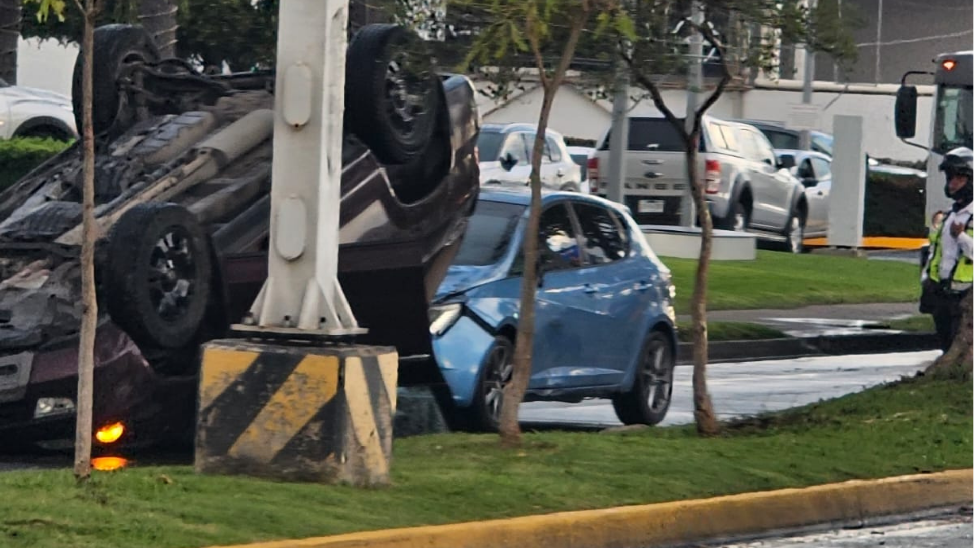 VIDEO | Un vehículo protagoniza volcadura en Avenida López Mateos y ...