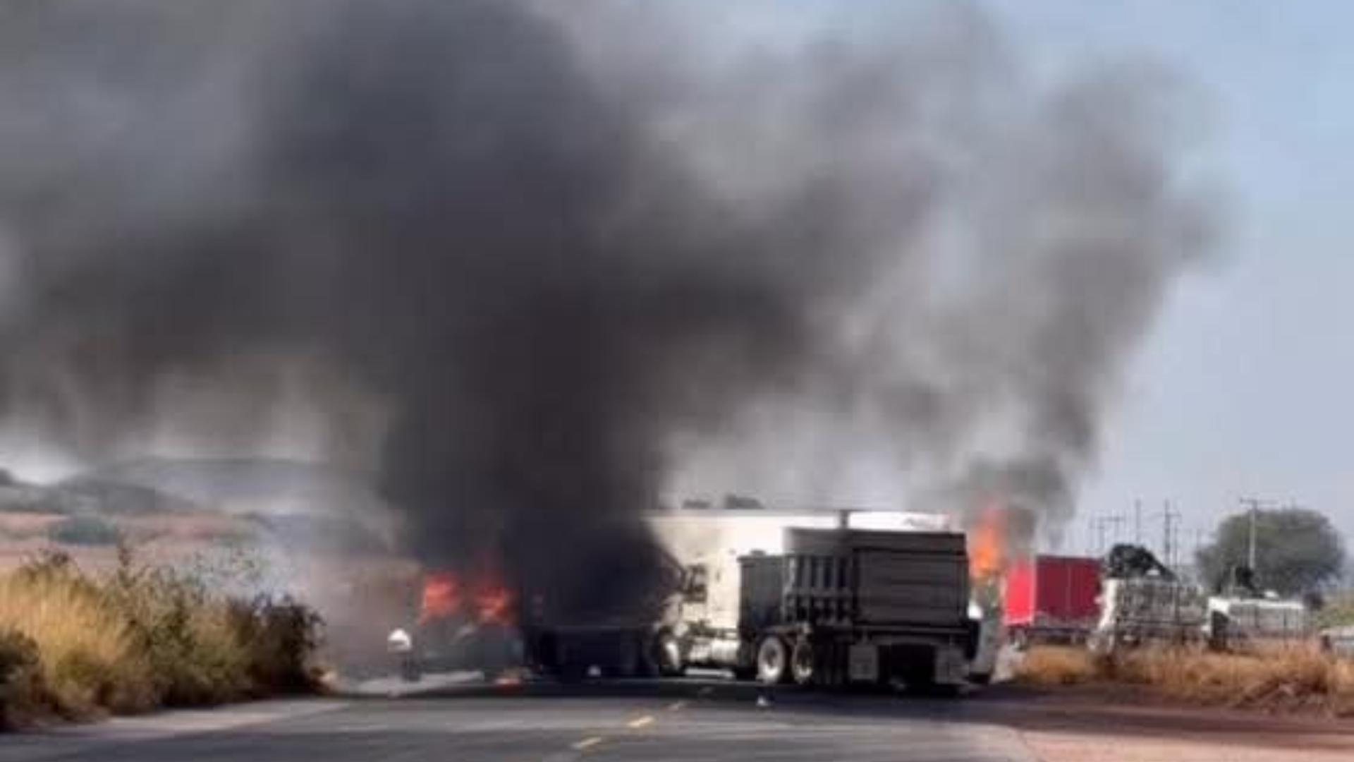 Bloqueos carreteros y quemas de vehículos en Pénjamo, Gto, lunes 17 noviembre 2025