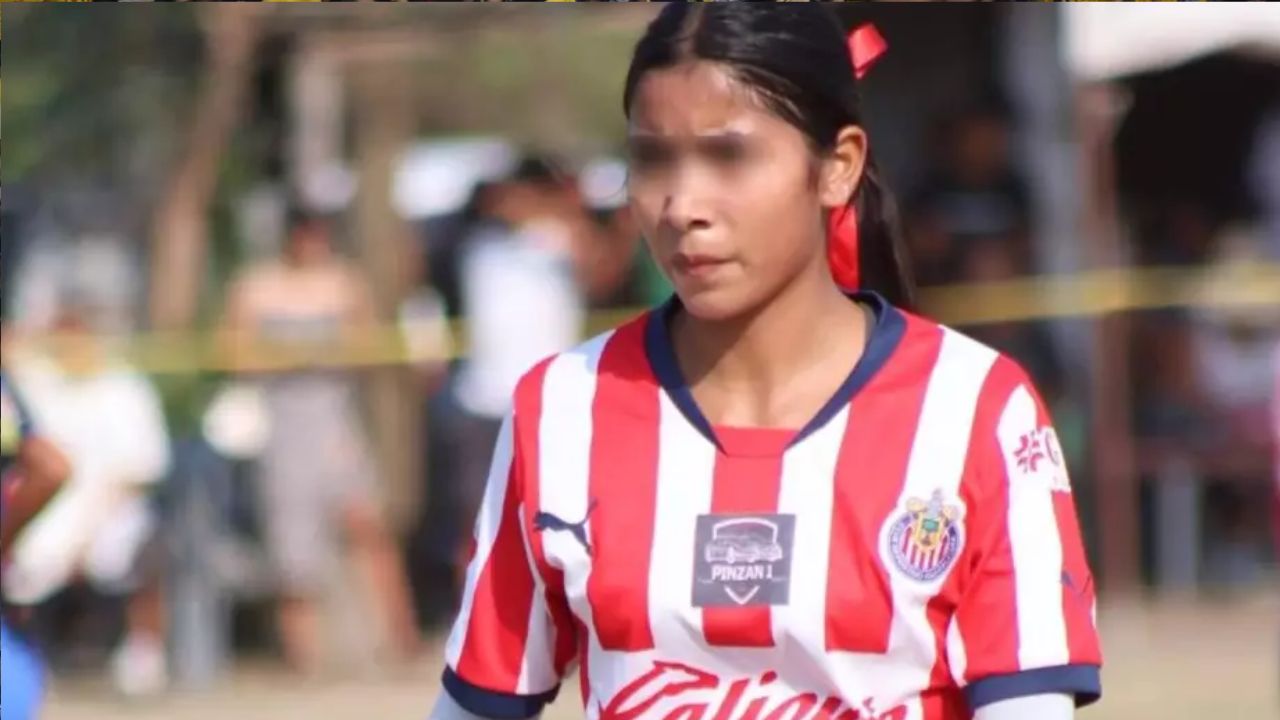 Murió futbolista de Chivas en pleno partido; jugaba a 34 grados bajo el sol