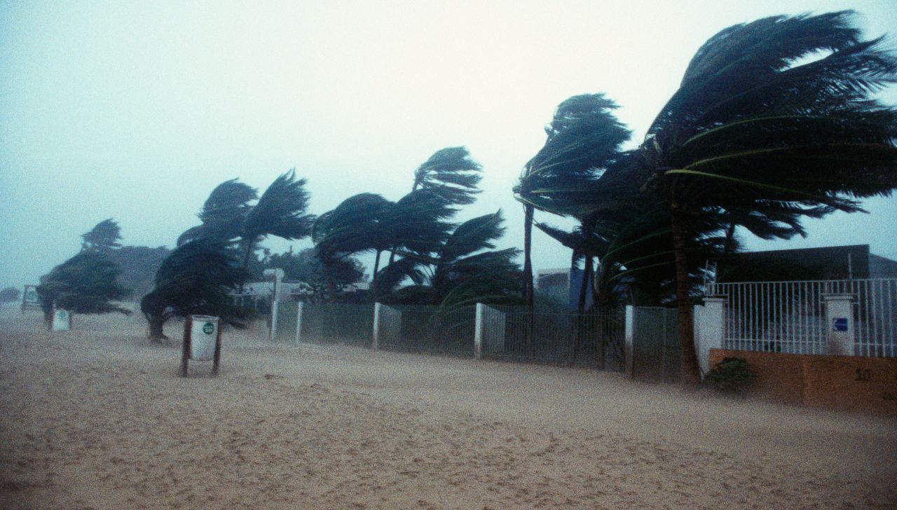 Huracán Dora se intensifica a categoría 4, sigue su trayectoria