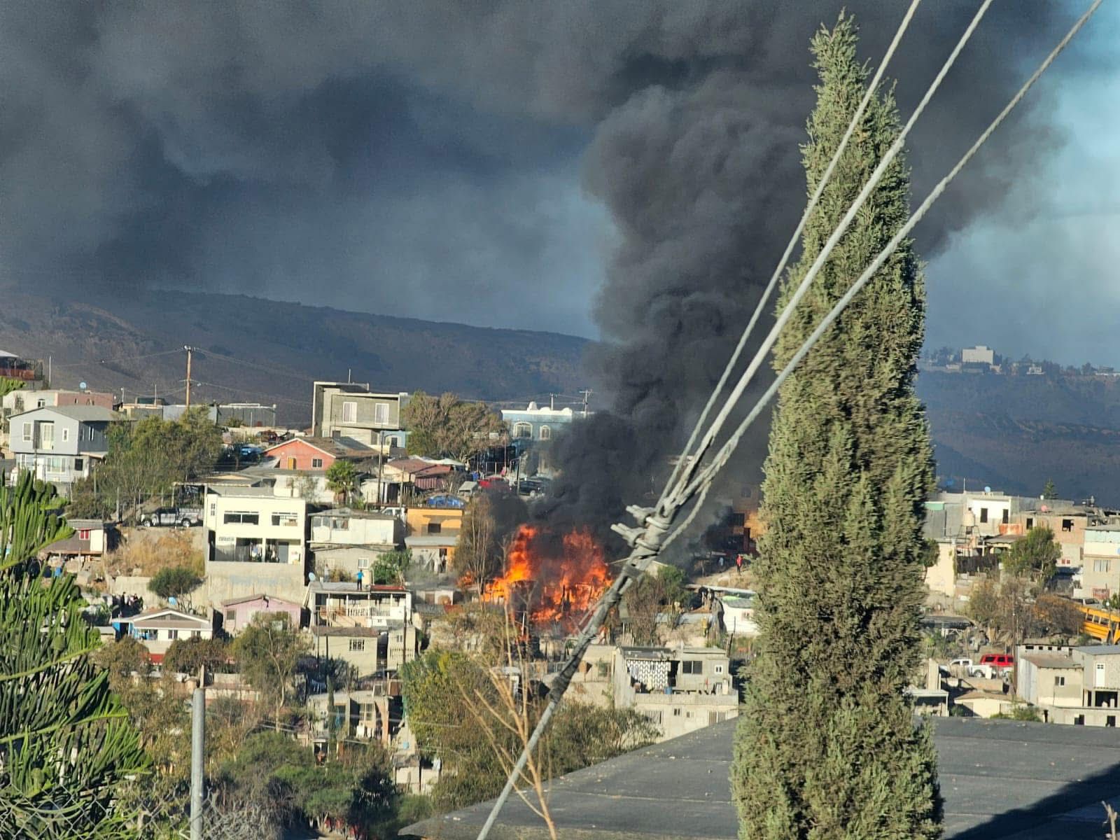 Incendio en Tijuana hoy: una casa es consumida por el fuego en la ...