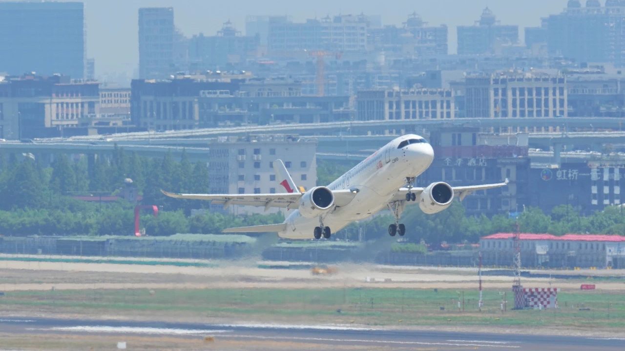 China: Así se ve el primer avión de pasajeros fabricado en el gigante ...