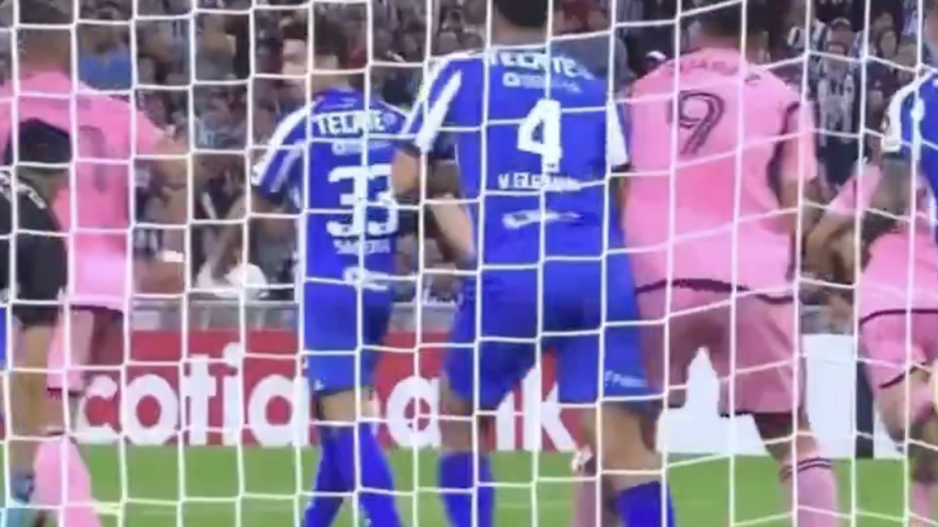 VIDEO: Luis Suárez casi lesiona a Víctor Guzmán en el Rayados vs Inter ...