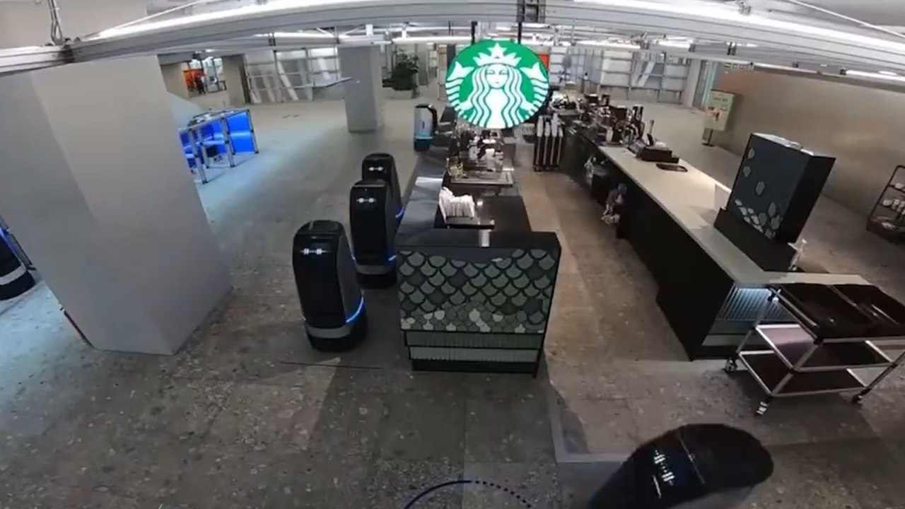 Viralizan 'Starbucks' que ya opera con 100 robots y solo 2 humanos | VIDEO