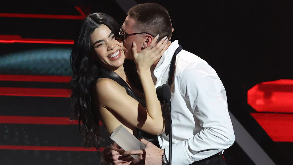 KENIA OS, LA INSPIRACIÓN: La artista brilla mientras Peso Pluma le ...