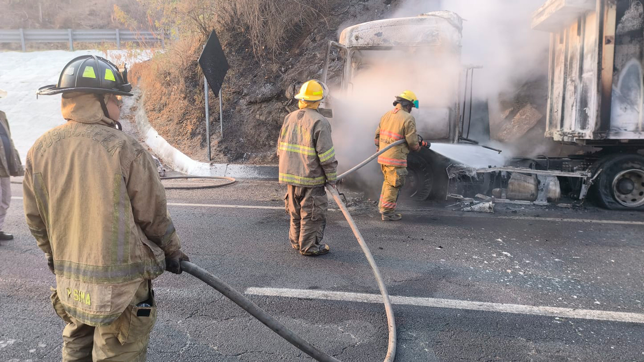 Incendio de tráiler en la Autopista del Sol hoy 1 mayo 2025