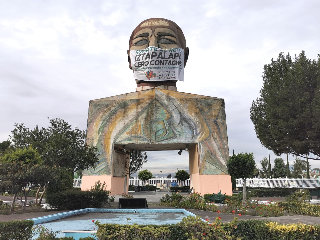 Colocan cubrebocas a la estatua de Benito Juárez en la CDMX