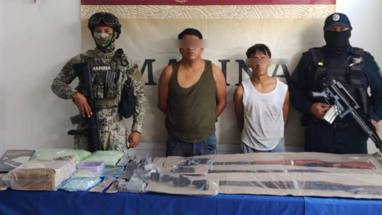Detienen en Cancún a dos hombres por portación de arma de fuego de uso militar
