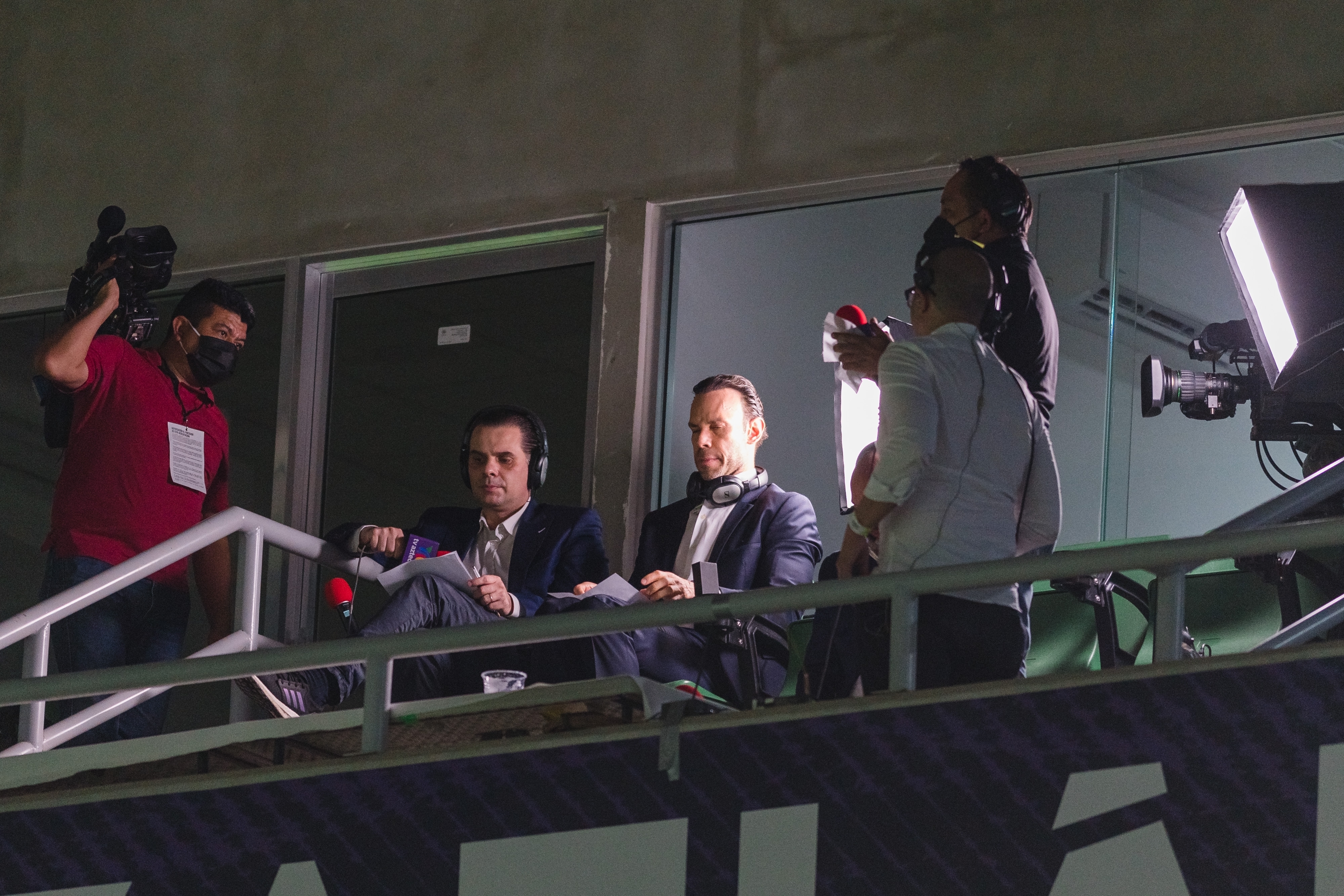 ¿Quiénes son los conductores del programa En Caliente de Azteca Deportes?