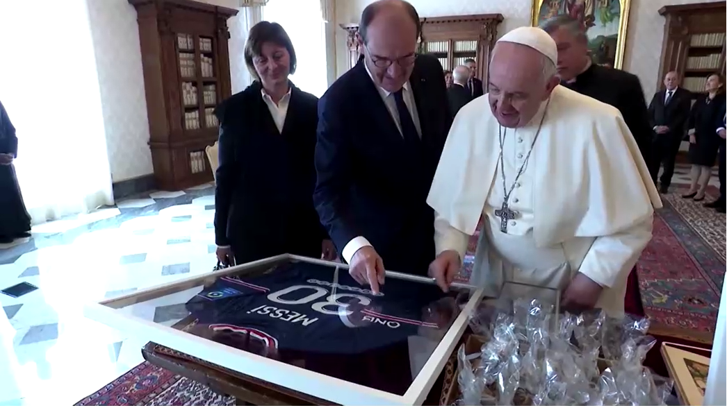 Papa Francisco recibe una camiseta firmada por Messi