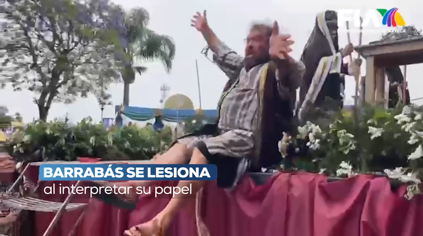 Video: Actor de Barrabás se lesiona pierna durante Viacrucis en Veracruz