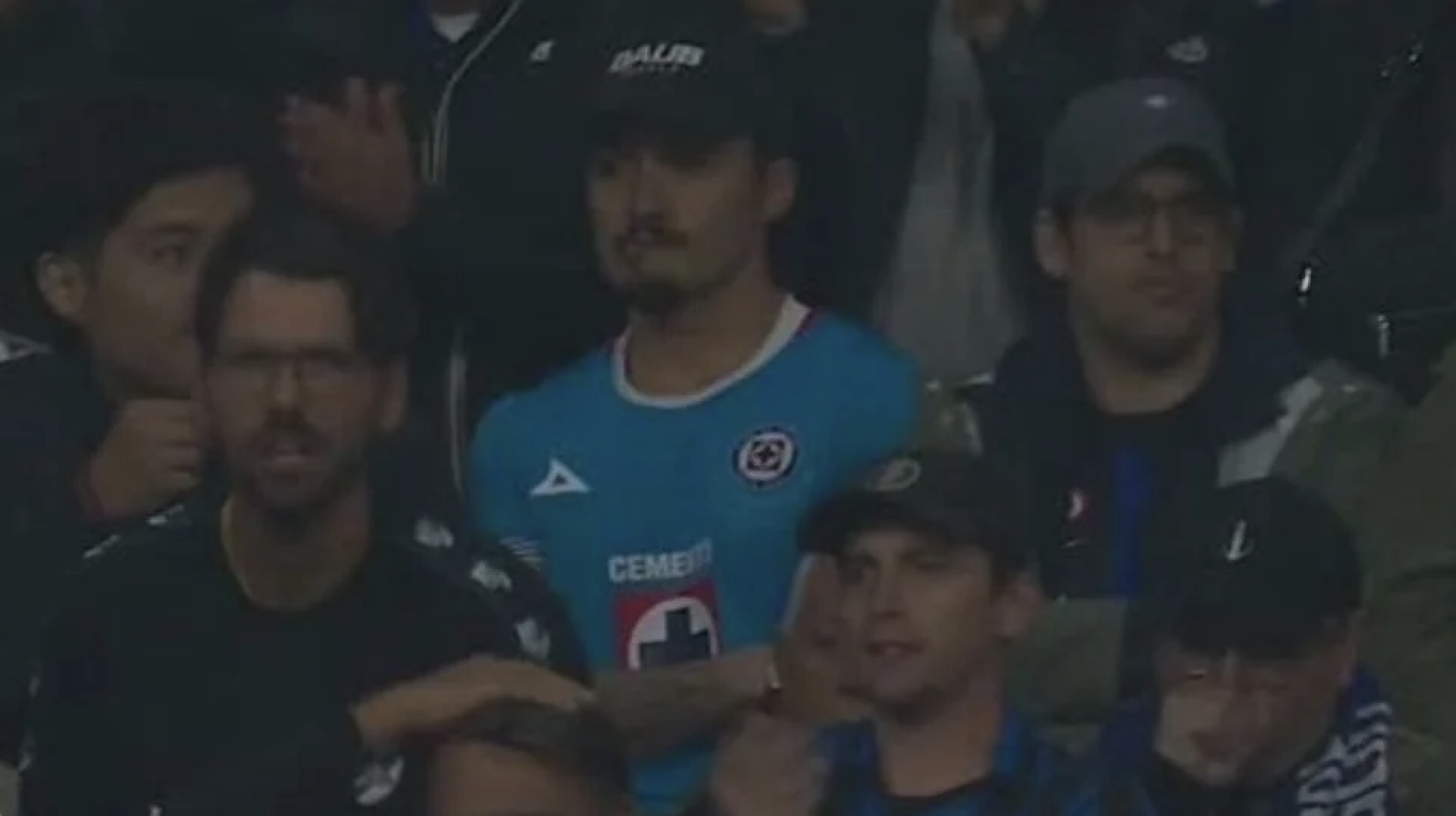 Cruz Azul busca a un hincha del Meazza con camiseta celeste