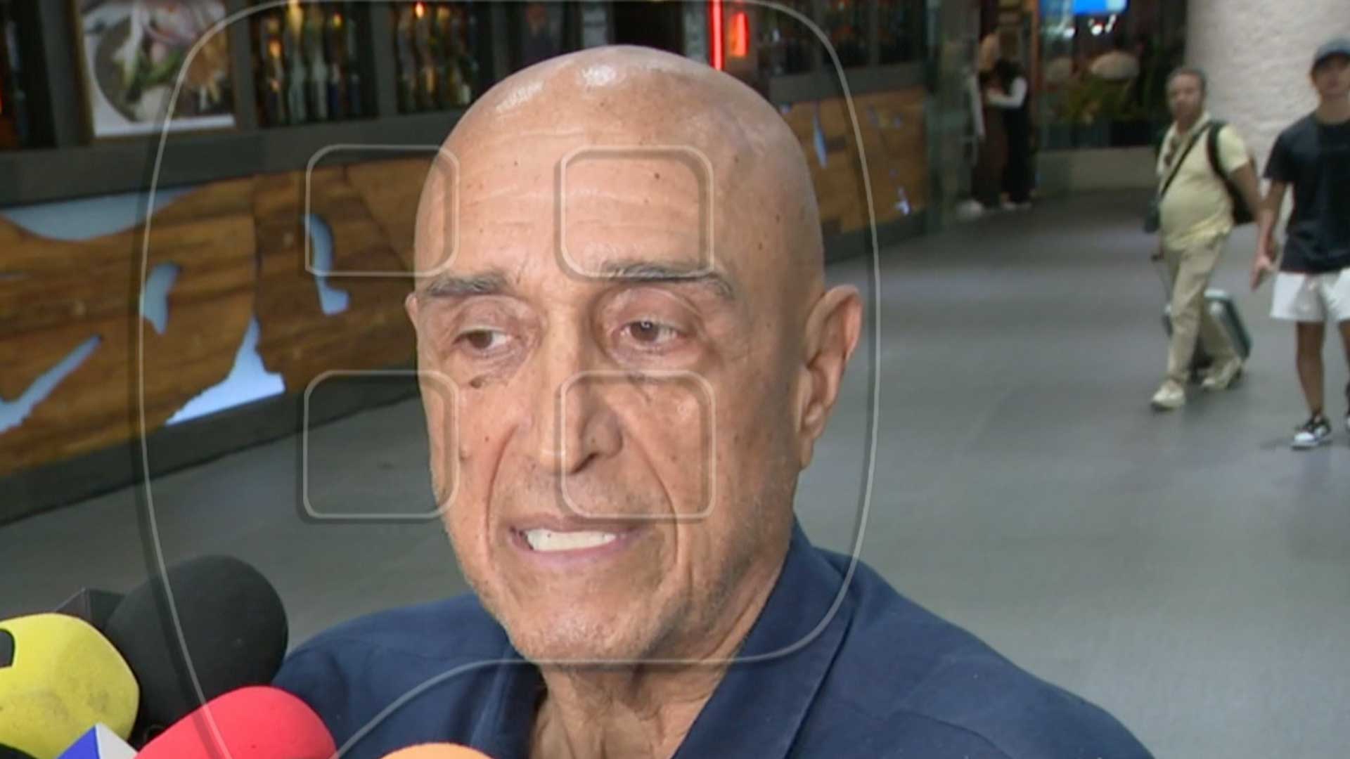 Pedro Torres llegó con un aparato móvil al concierto de Alejandro Fernández