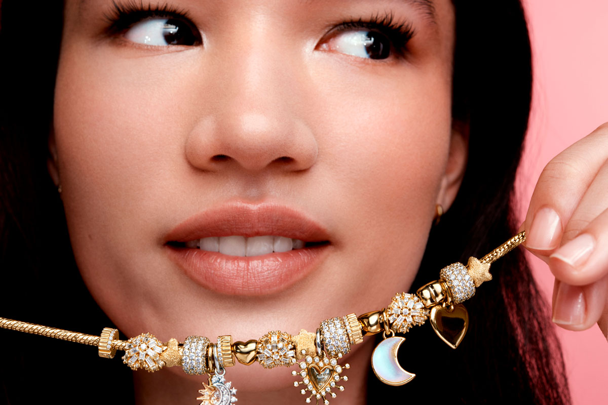 Pandora lanzó su nueva colección Holiday 2025 y es perfecta para Navidad
