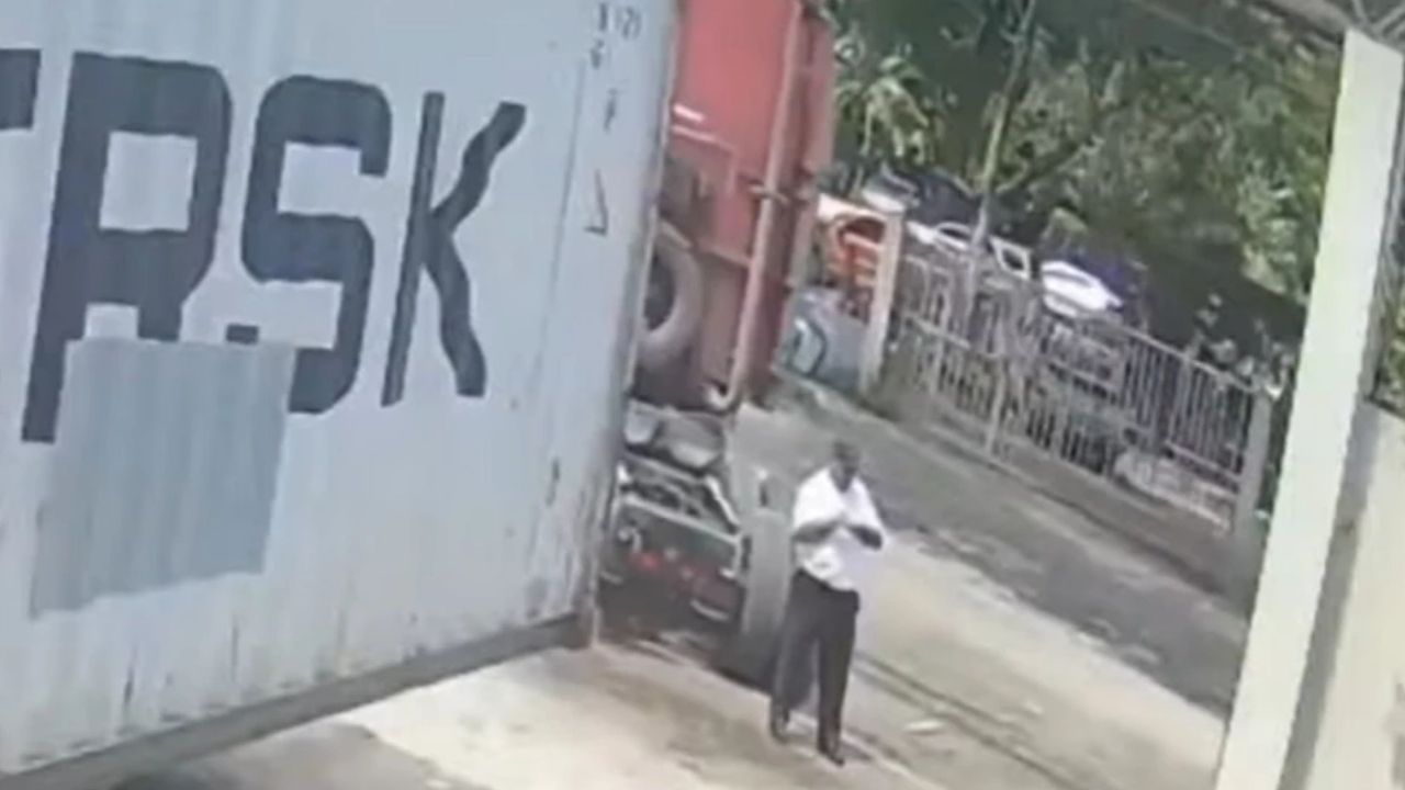 Hombre es aplastado por tráiler mientras caminaba distraído con celular ...