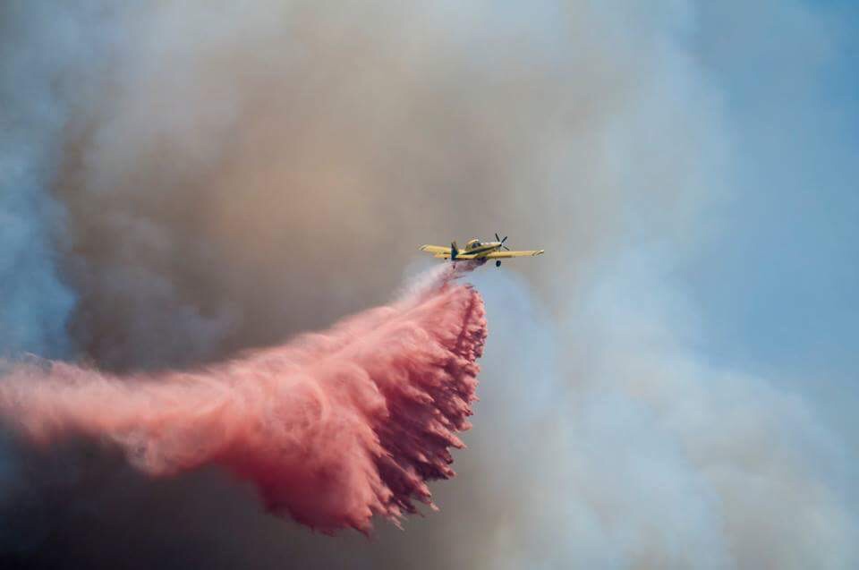¿Qué es la sustancia roja usada para combatir los incendios en California?