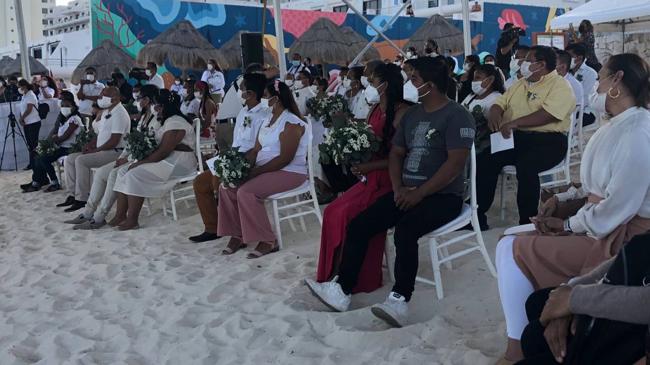 Celebran bodas colectivas en Playa Marlín de Cancún