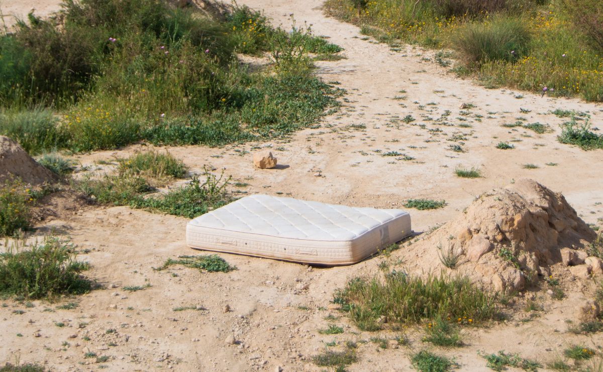 Localizan a joven muerto en un colchón en Riveras del Bosque