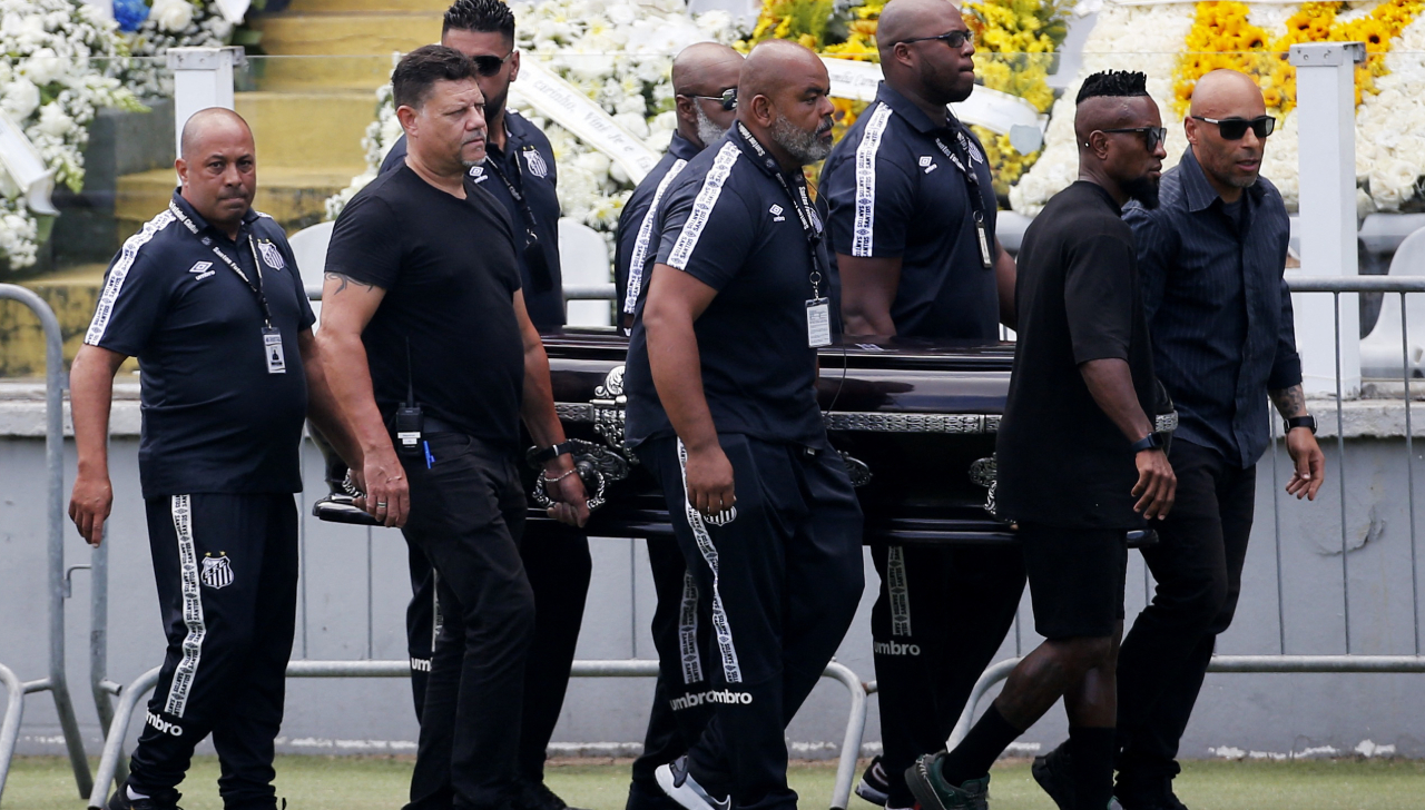 Funeral de Pelé en en el estadio Vila Belmiro, en Brasil