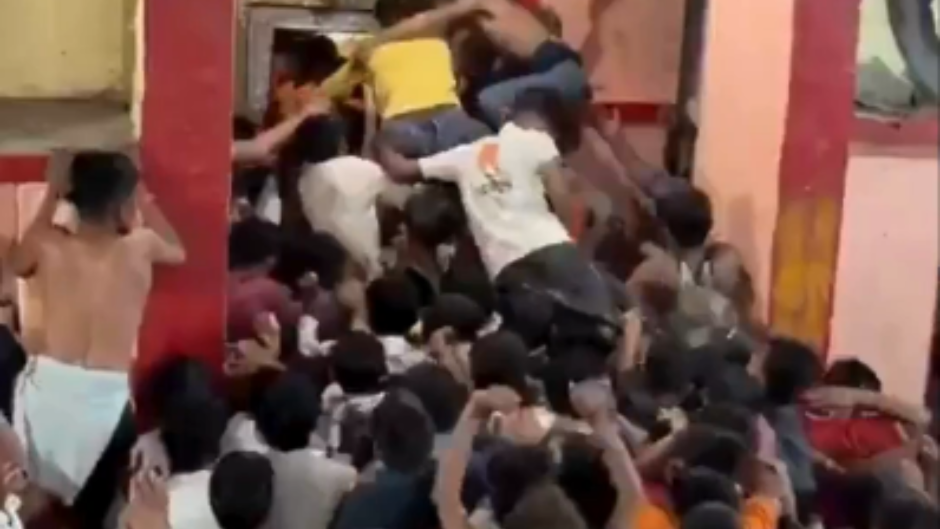 Avalancha humana en templo de India tras rumor de milagros