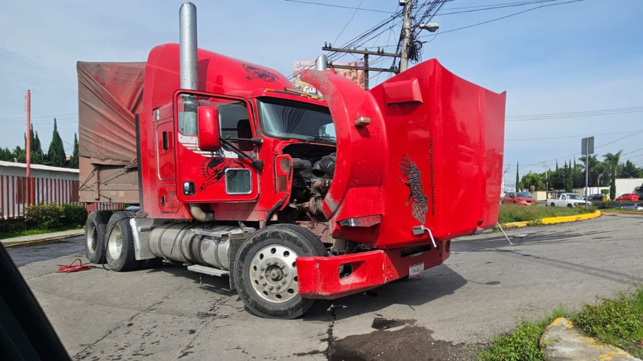 Bloqueo en la Federal a Atlixco, Puebla por tráiler descompuesto hoy 8 ...