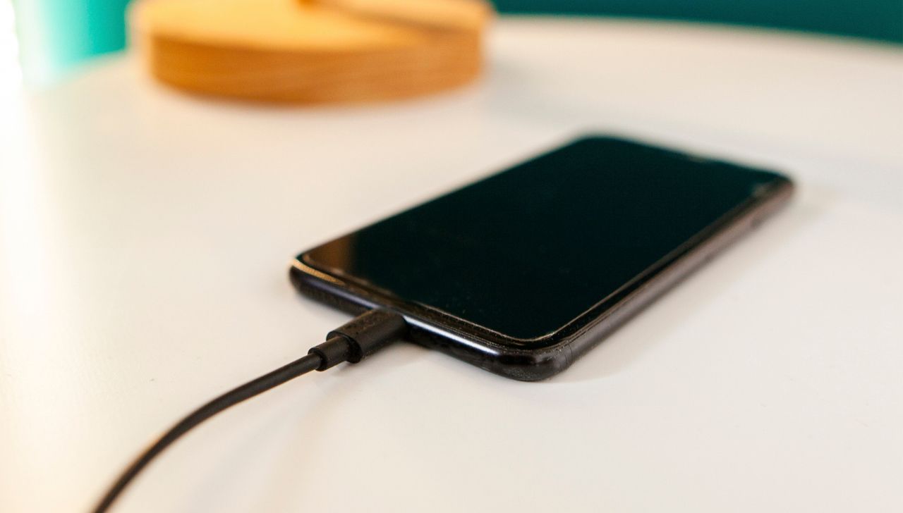 Así es como debes cargar tu celular para no dañarlo y cuidar la batería