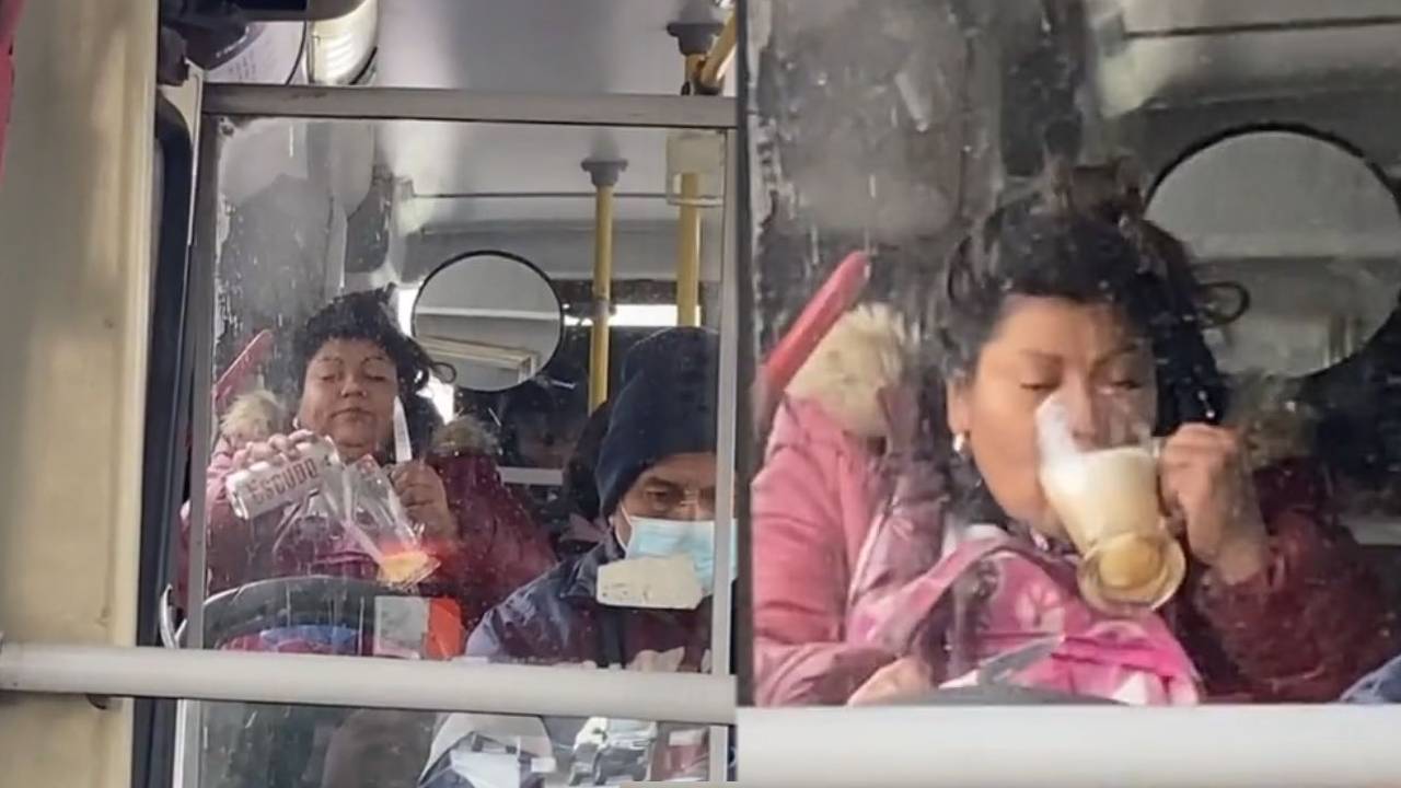 Mujer se prepara michelada en pleno microbús