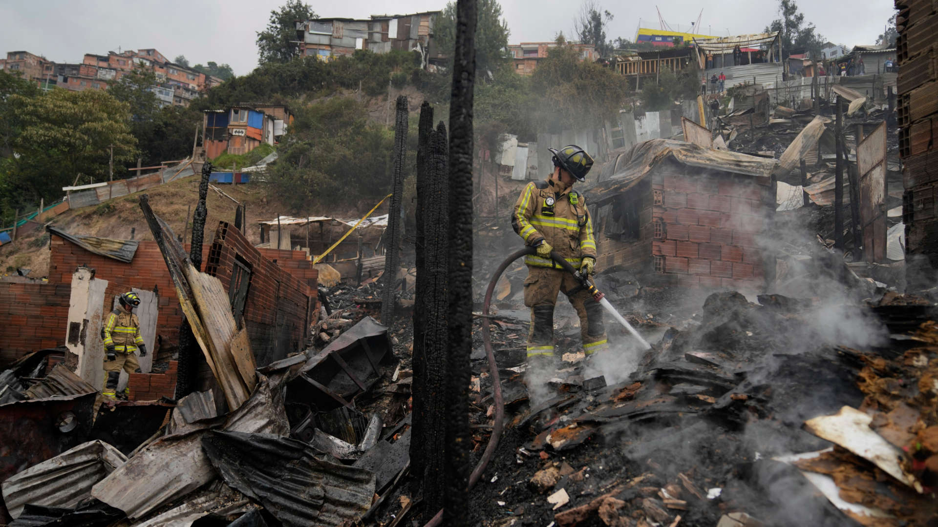 Incendio afecta decenas de viviendas en Bogotá