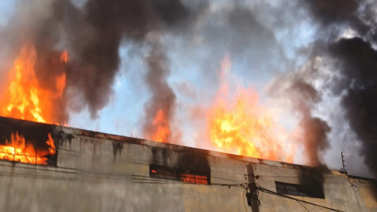 Controlan incendio en fábrica en San Pedro de los Pinos, en Álvaro Obregón, CDMX