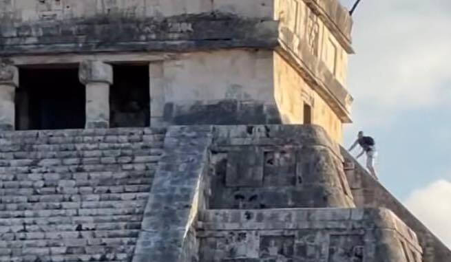 Turista alemán termina golpeado luego de subirse al Castillo de Chichén ...