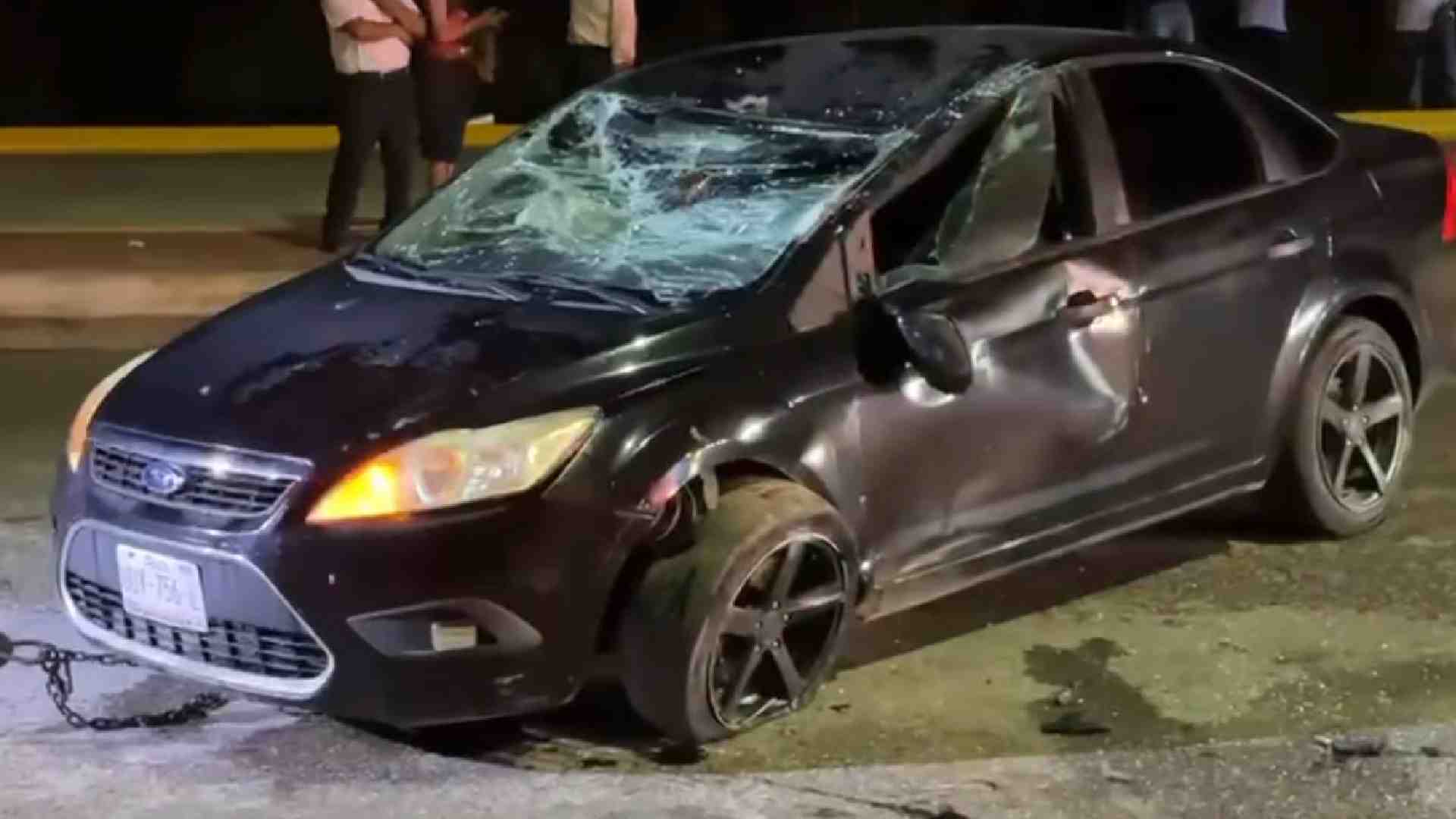 Un fuerte accidente provocado por el exceso de velocidad, dejó un auto ...