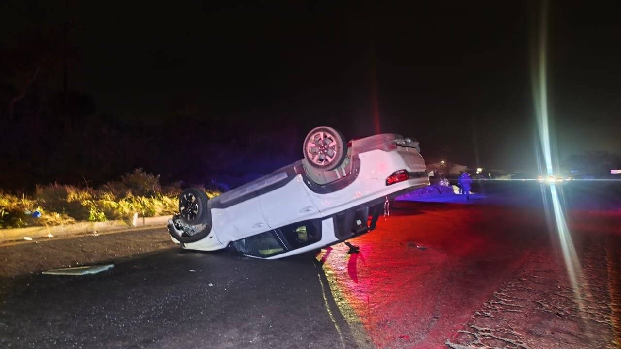 Así luce el vehículo volcado sobre la carretera Xalapa-Veracruz
