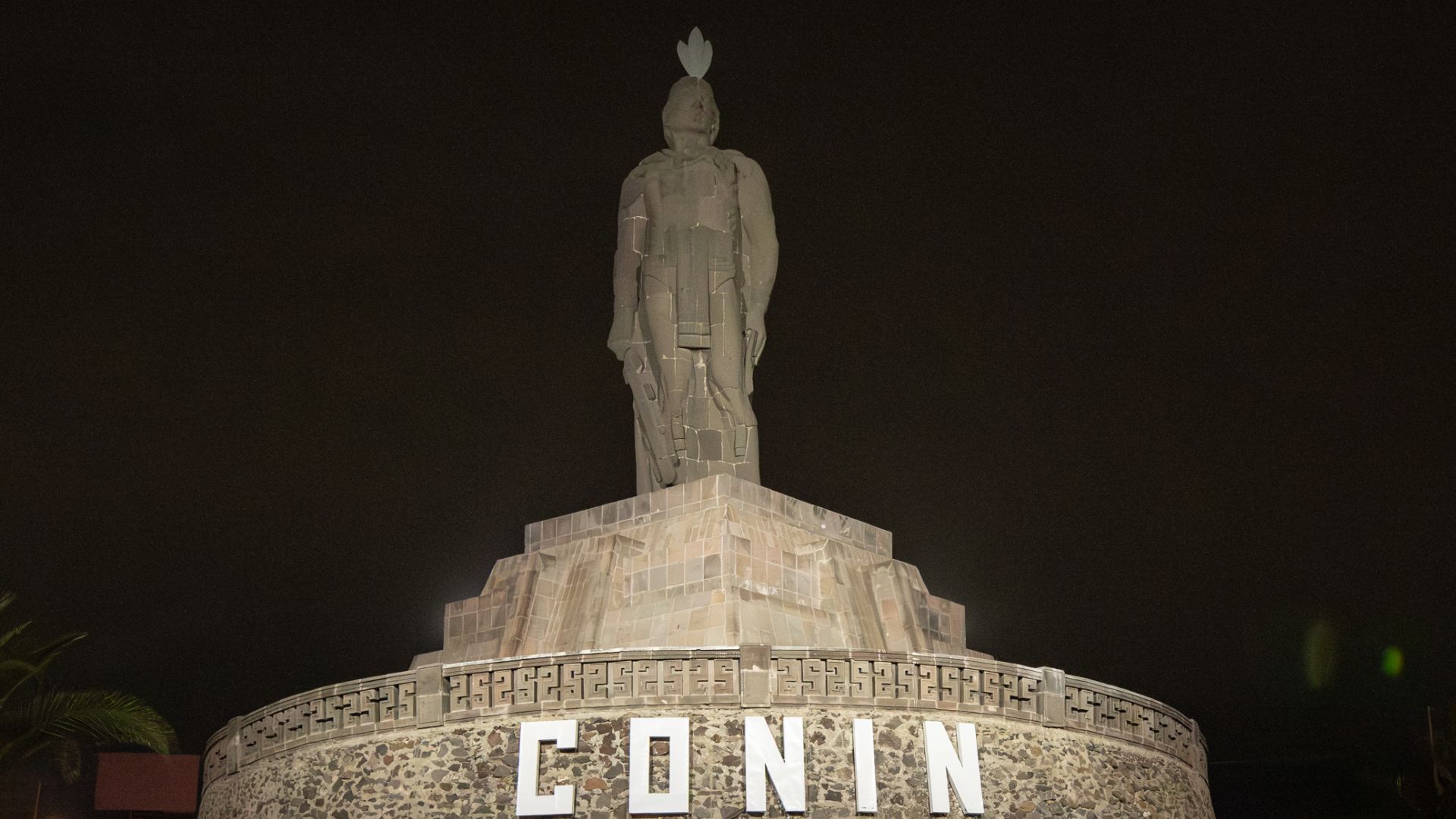¿A quién representa la estatua de Conín en la carretera México-Querétaro?