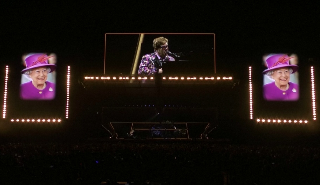 Elton John ofrece homenaje a la reina Isabel II en Canadá