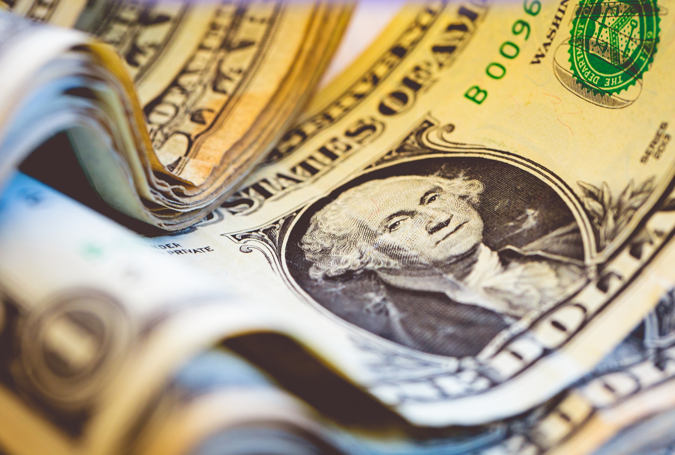 Regresa el "superpeso": dólar inicia la semana por debajo de 18 pesos