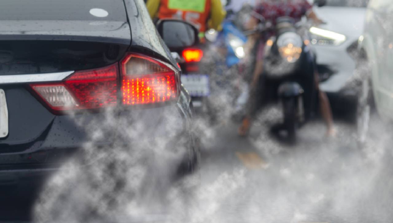 Estudio revela que contaminación de los coches acelera el envejecimiento