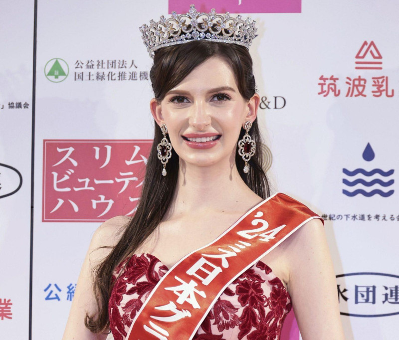 Miss Japón devuelve la corona tras conocerse su romance con hombre casado