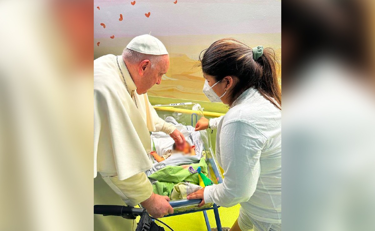 VIDEO: Papa Francisco bautiza a un bebé en el hosital