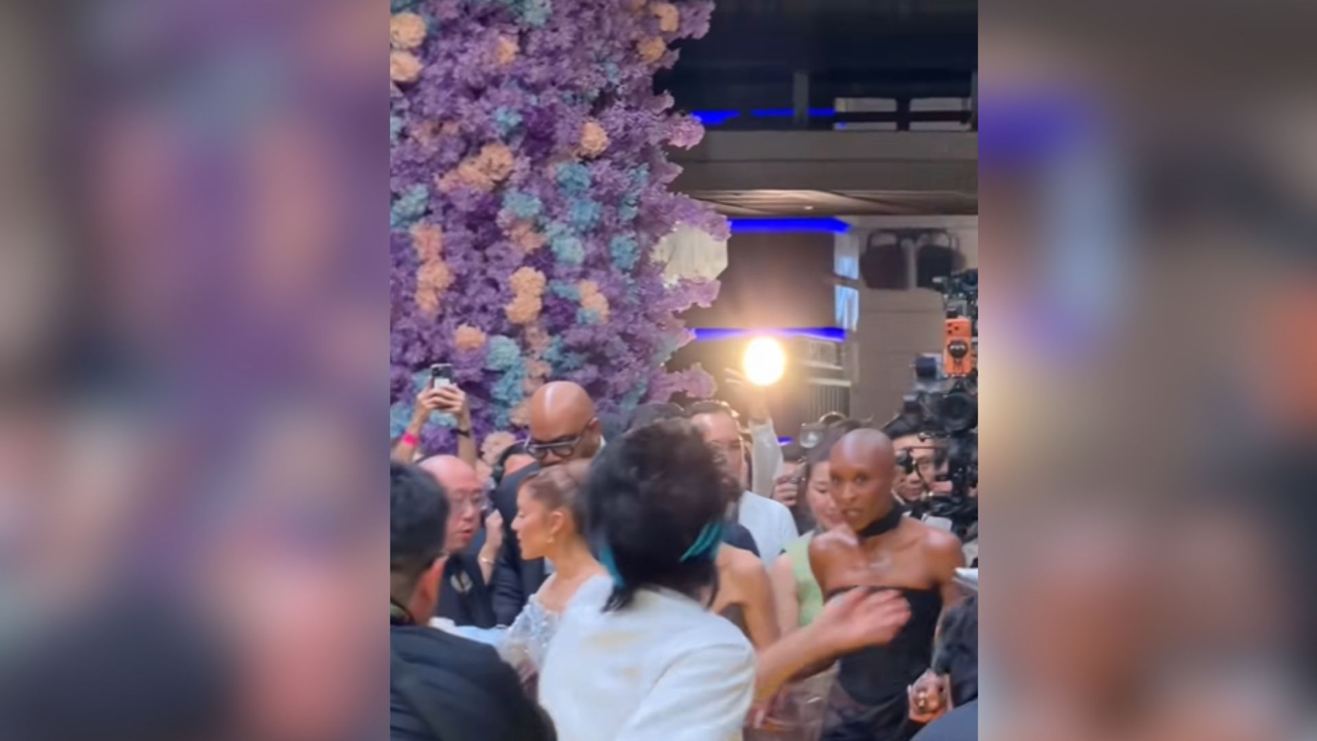 VIDEO | TERROR en la premier de "Wicked": Fan SE ABALANZA CONTRA ARIANA ...