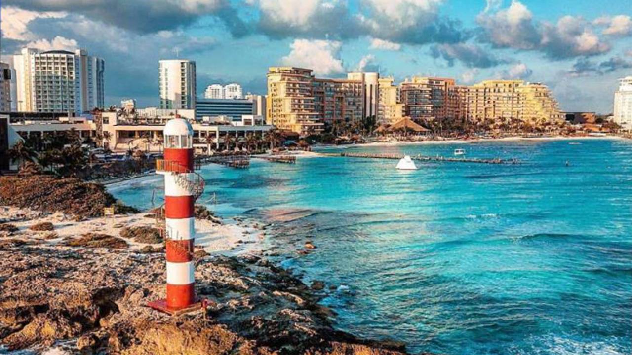 Esto debes saber sobre Punta Cancún y el faro frente al Caribe Mexicano