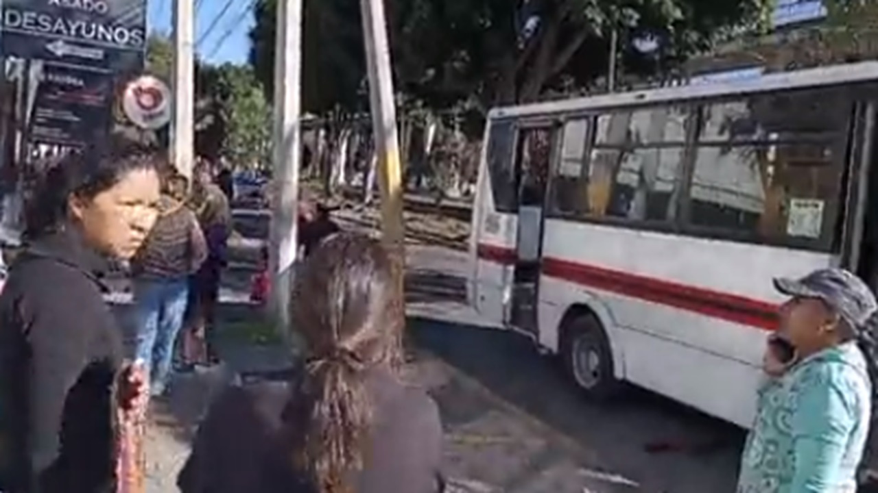 Mujer muere tras ser arrollada por microbús en el Bulevar Hermanos Serdán