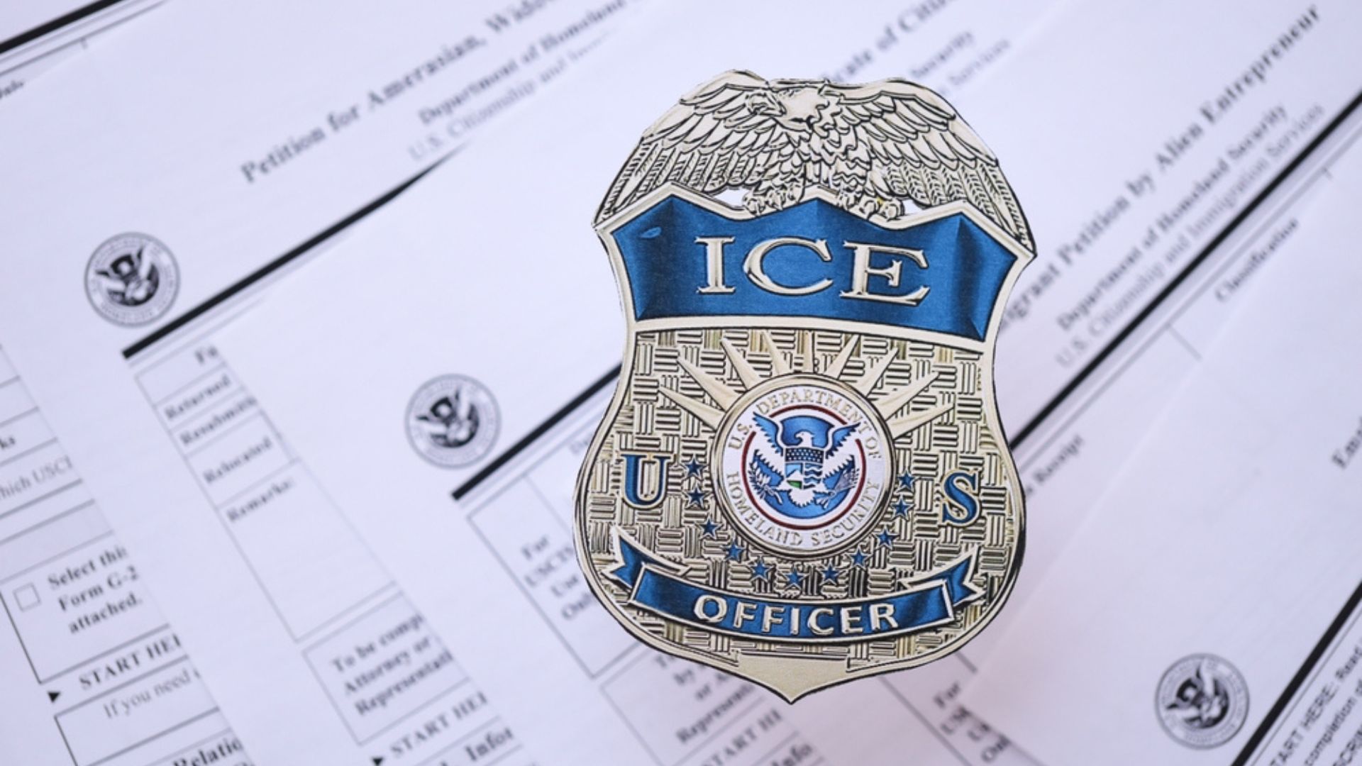 Si eres inmigrante y te frenan el ICE o la policía, es importante que ...