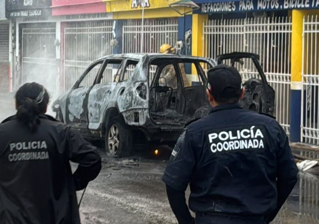 Auto se incendia en Tekax y lo declaran pérdida total; así quedó (+ FOTOS)