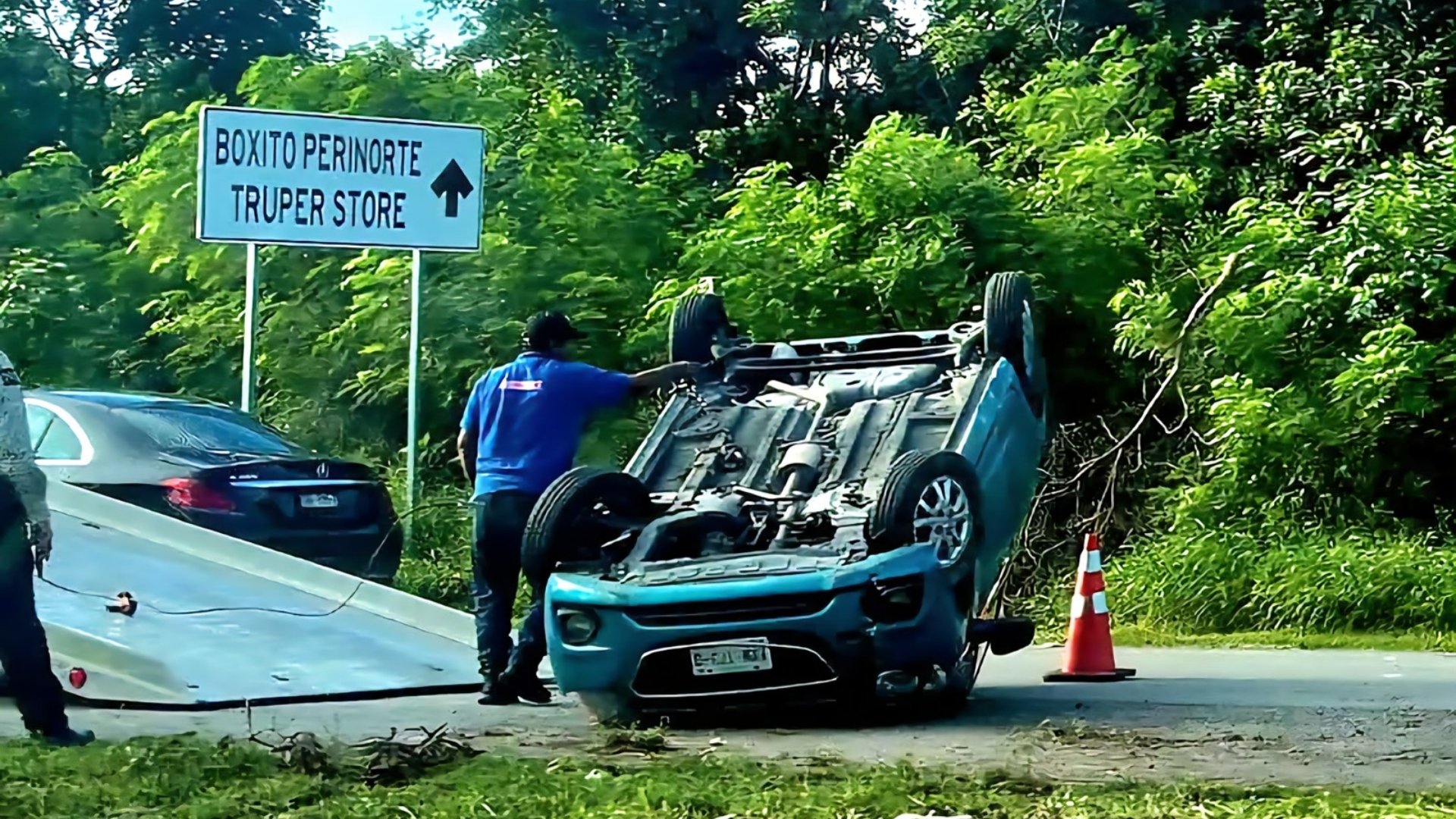 Auto vuelca por esquivar un perro en el Periférico de Mérida