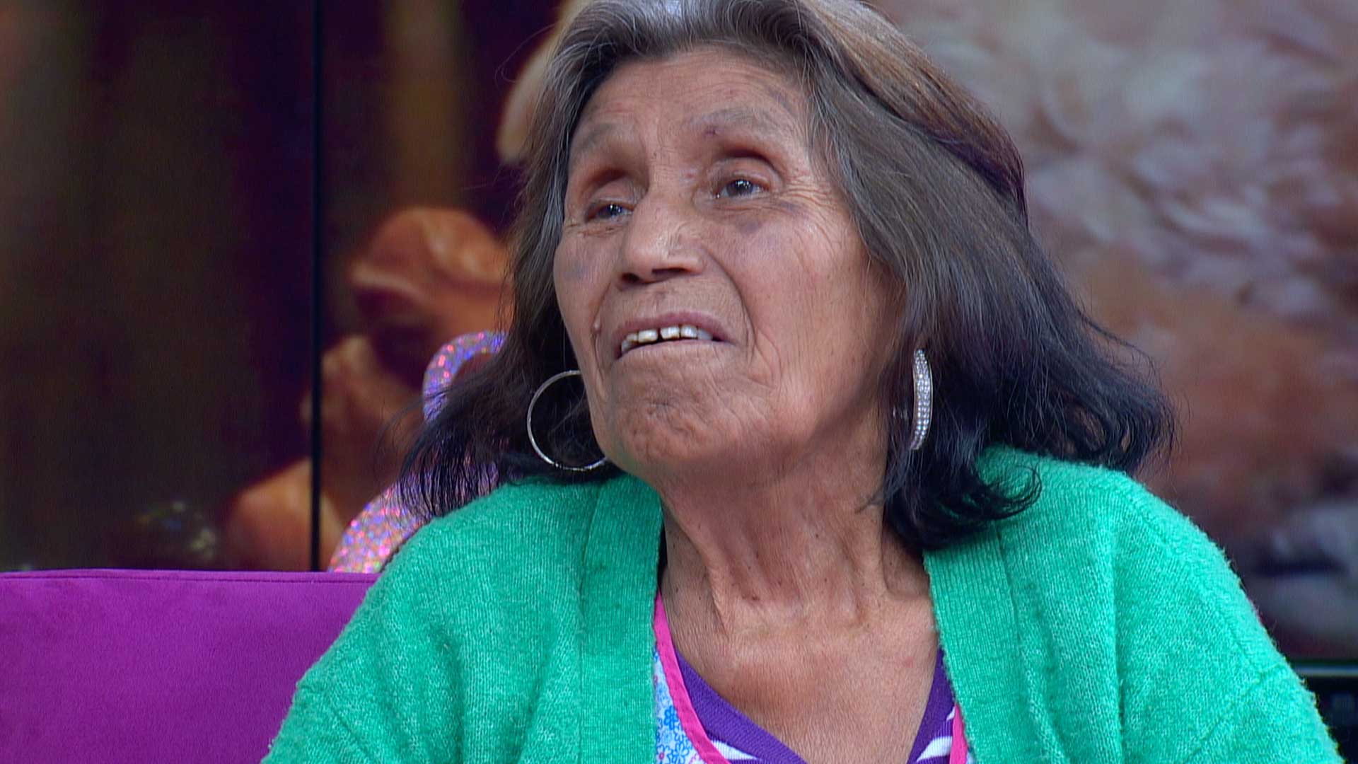 Elenita Trabaja Para Que Coman Sus Perritos