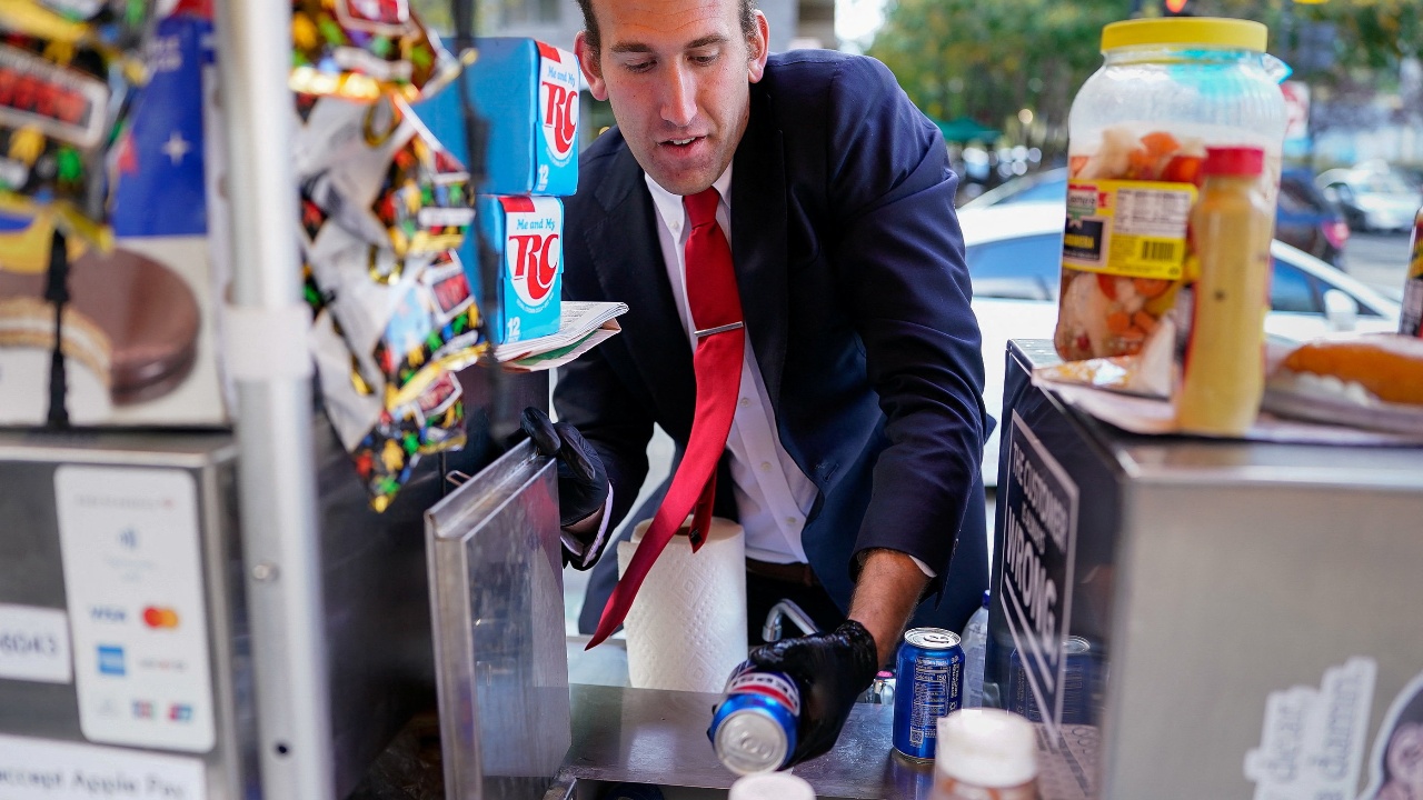 Cierre del gobierno de Estados Unidos obliga a burócrata a vender hot dogs