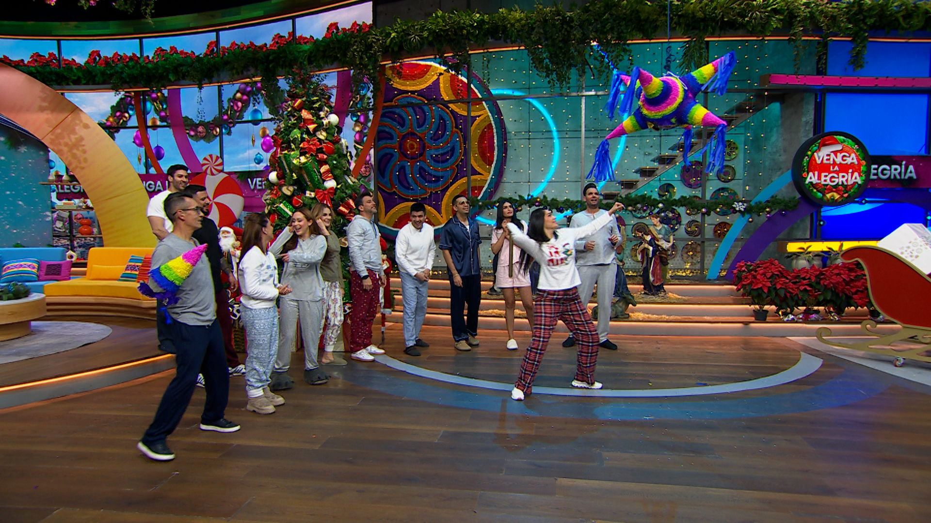 Conductores rompen piñata llena de huevitos con sorpresas