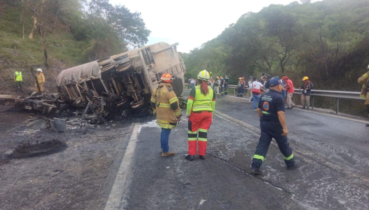 Pipa de gas vuelca y explota en carretera de Guerrero; reportan ocho muertos