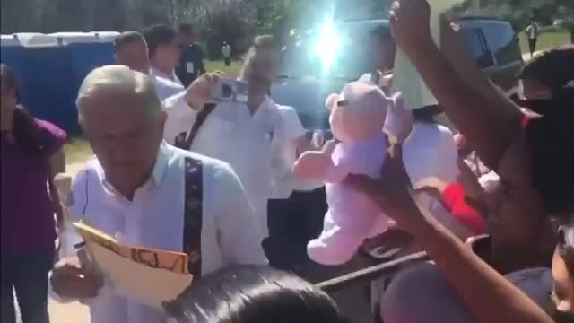 VIDEO: Le arrojan peluches del Dr, Simi a AMLO