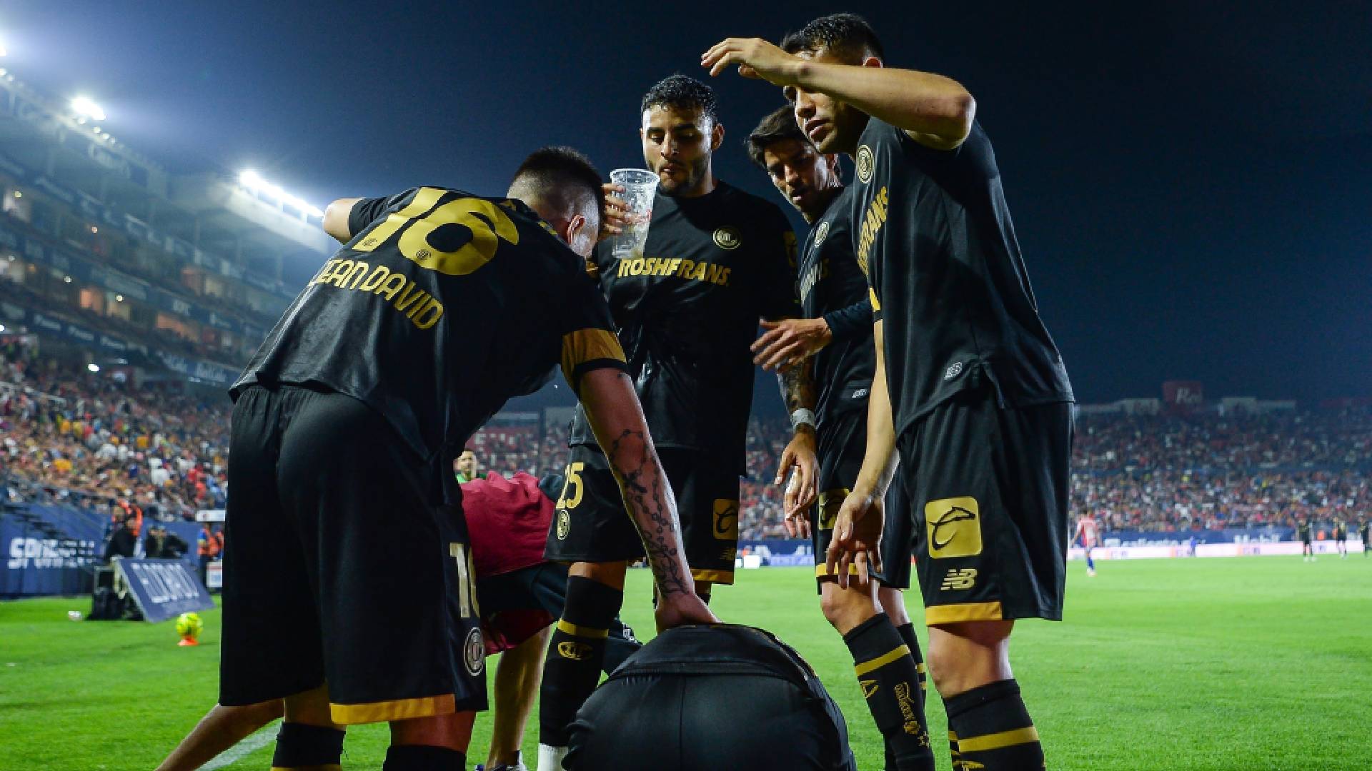 Alexis Vega toma cerveza en el partido ante Atlético de San Luis